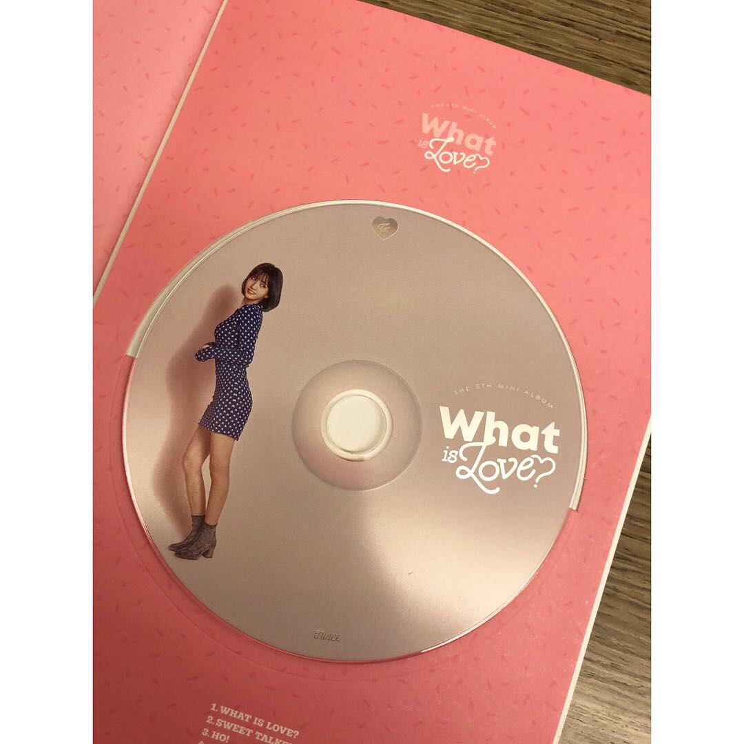 [TWICE MOMO] “What is Love” 專輯 - 連Momo碟&透卡, 韓流 - Carousell