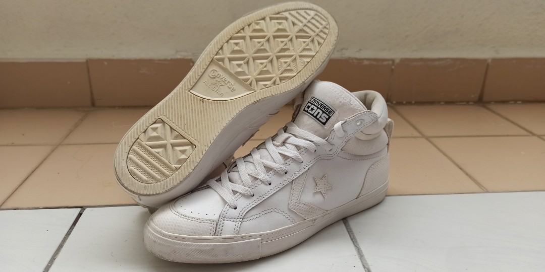 Converse cons triple white, Men's Fashion, Footwear, Sneakers on Carousell