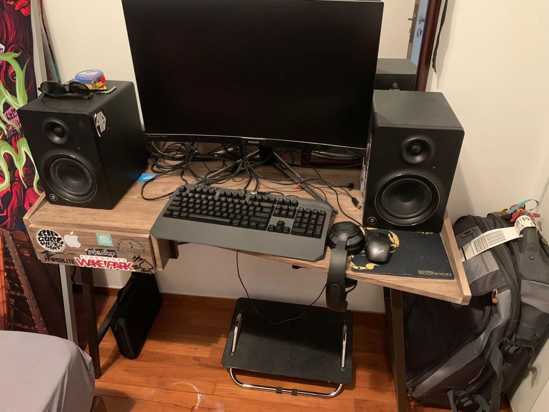 Speakers ( MR5 MK2) amazing sound- nice wood desk , TV & Home ...