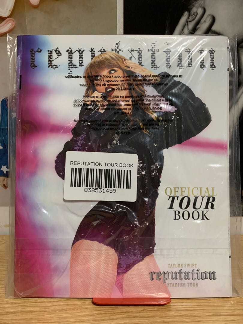 Taylor Swift Reputation Stadium Tour Book, 興趣及遊戲, 收藏品及紀念品, 明星周邊 - Carousell