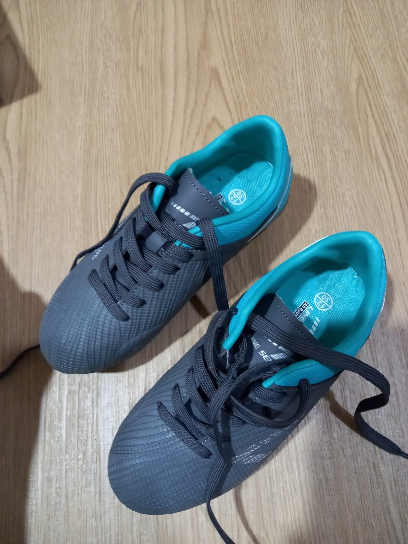 Line 7 Soccer Boot, Babies & Kids, Babies & Kids Fashion on Carousell