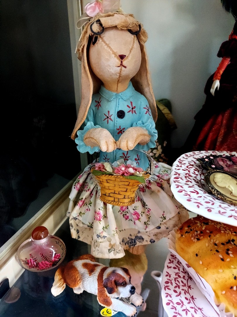 Vintage 90's Rabbit Figurine Display, Hobbies & Toys, Memorabilia ...