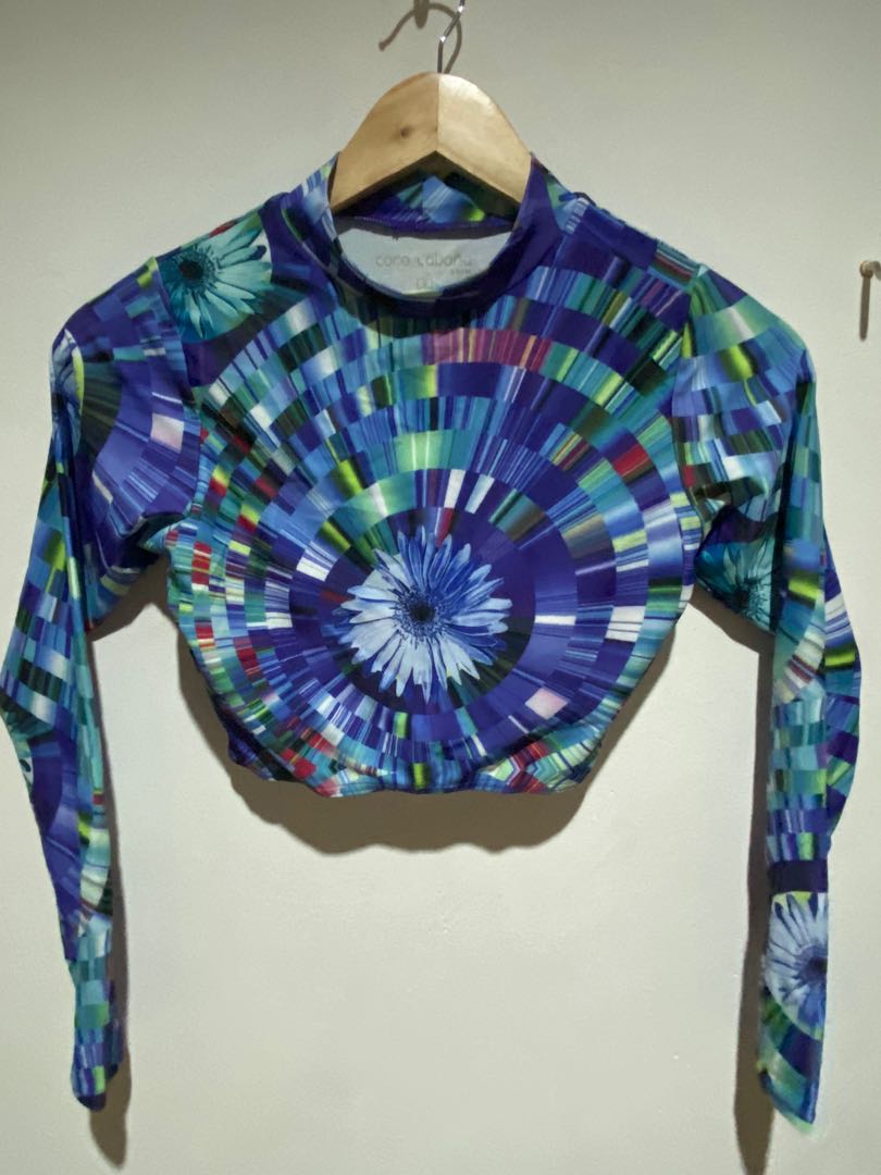 rushguard (crop top), Women's Fashion, Swimwear, Rash guard on Carousell