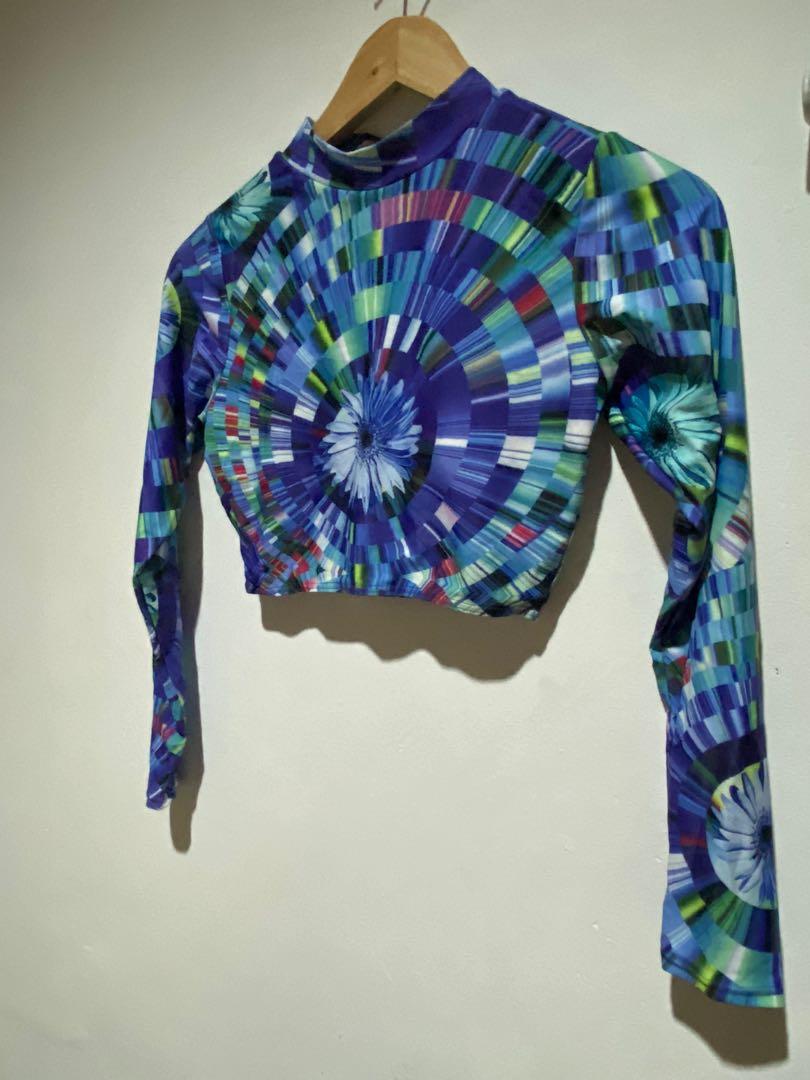 rushguard (crop top), Women's Fashion, Swimwear, Rash guard on Carousell