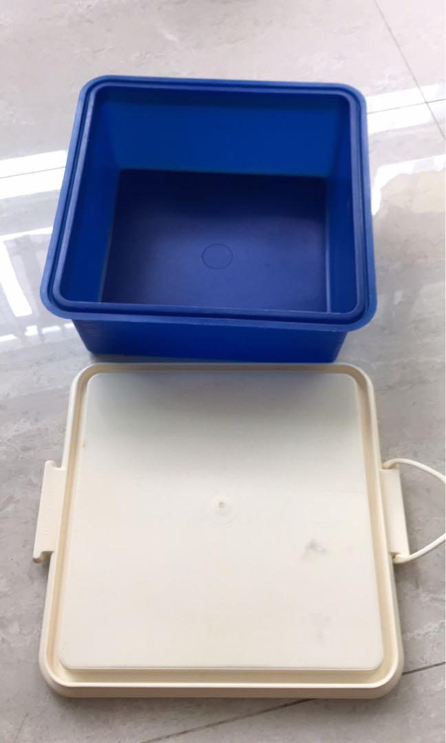 Tupperware cake carrier, Furniture & Home Living, Kitchenware ...