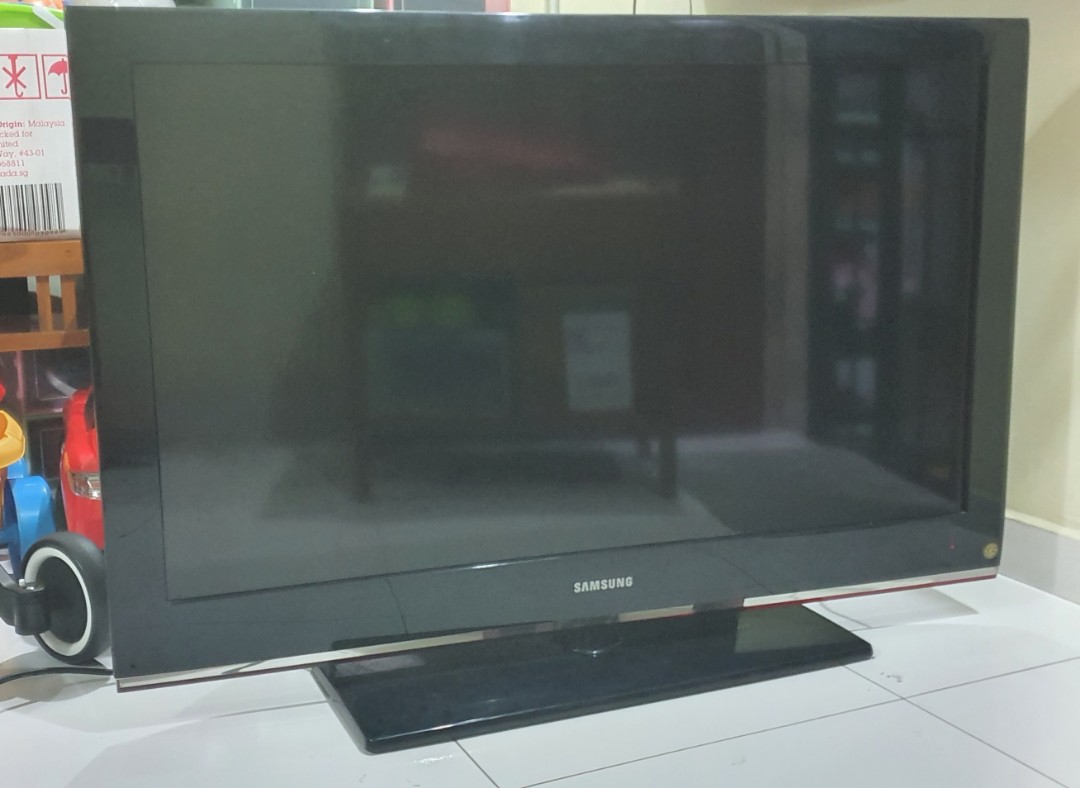 Samsung 40" LCD TV, TV & Home Appliances, TV & Entertainment, TV on ...