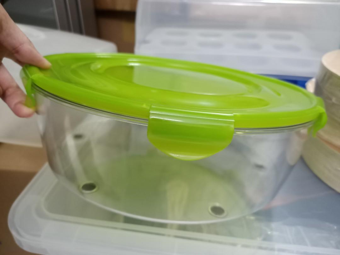 10" cake lock and lock container, Home Appliances, Kitchenware on Carousell