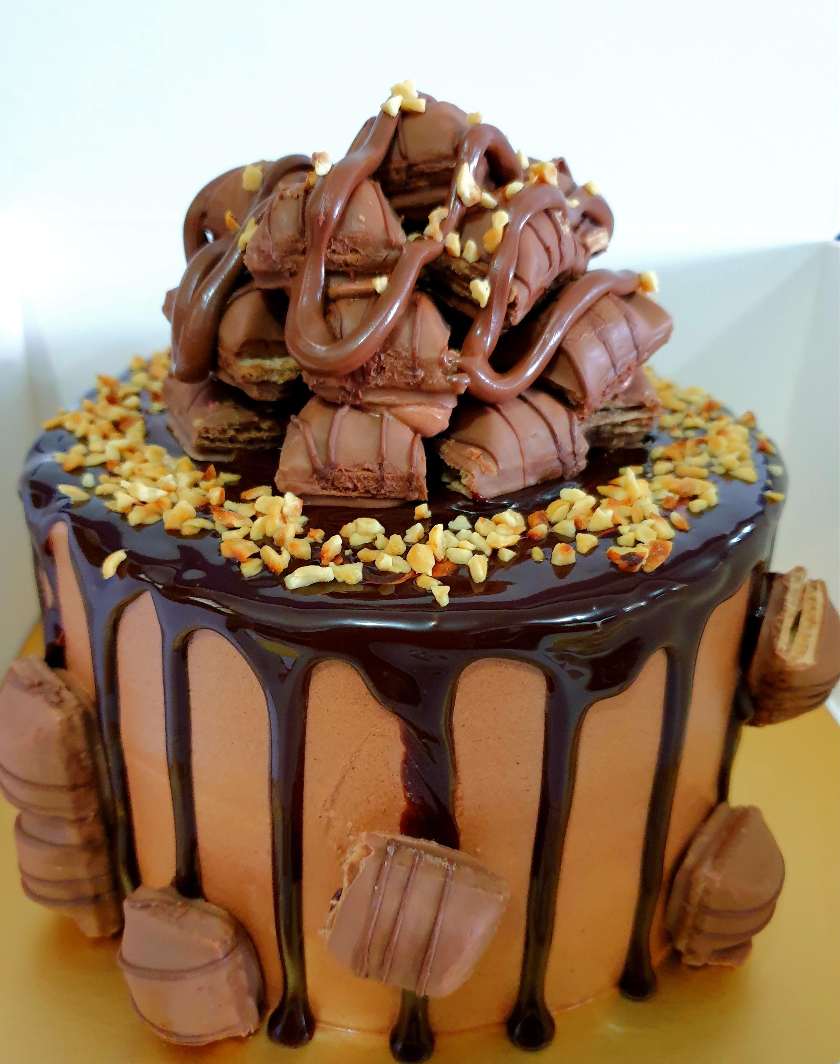 Kinder Bueno cakes, Food & Drinks, Homemade Bakes on Carousell