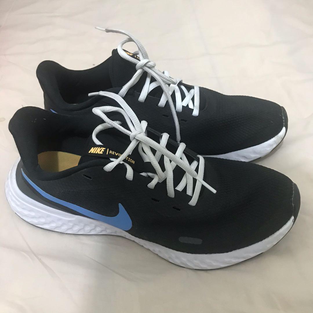 Nike Revolution Running, Fesyen Pria, Sepatu , Sneakers di Carousell
