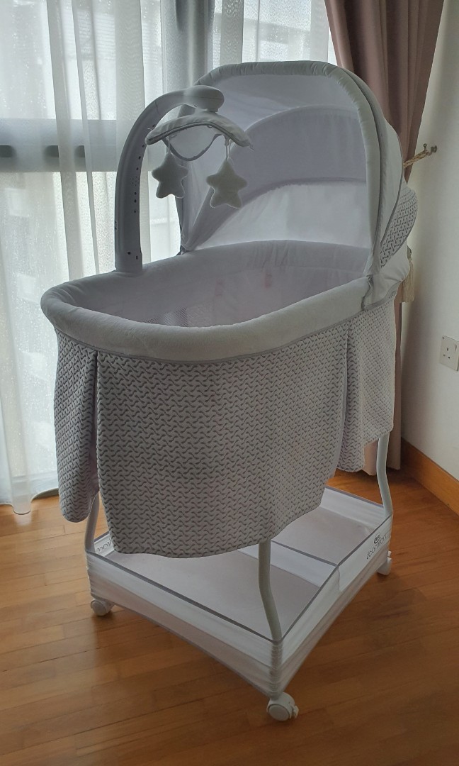 Manual Gliding bassinet with wheels, Babies & Kids, Infant Playtime on ...