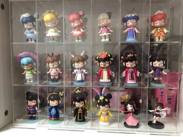 *PRICE REDUCED* Popmart Acrylic Display Case (18 Figurines) POP MART ...
