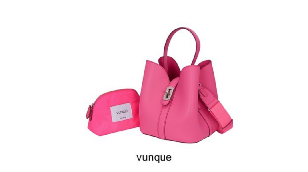 Vunque petal hobo bag, Barang Mewah, Tas & Dompet di Carousell