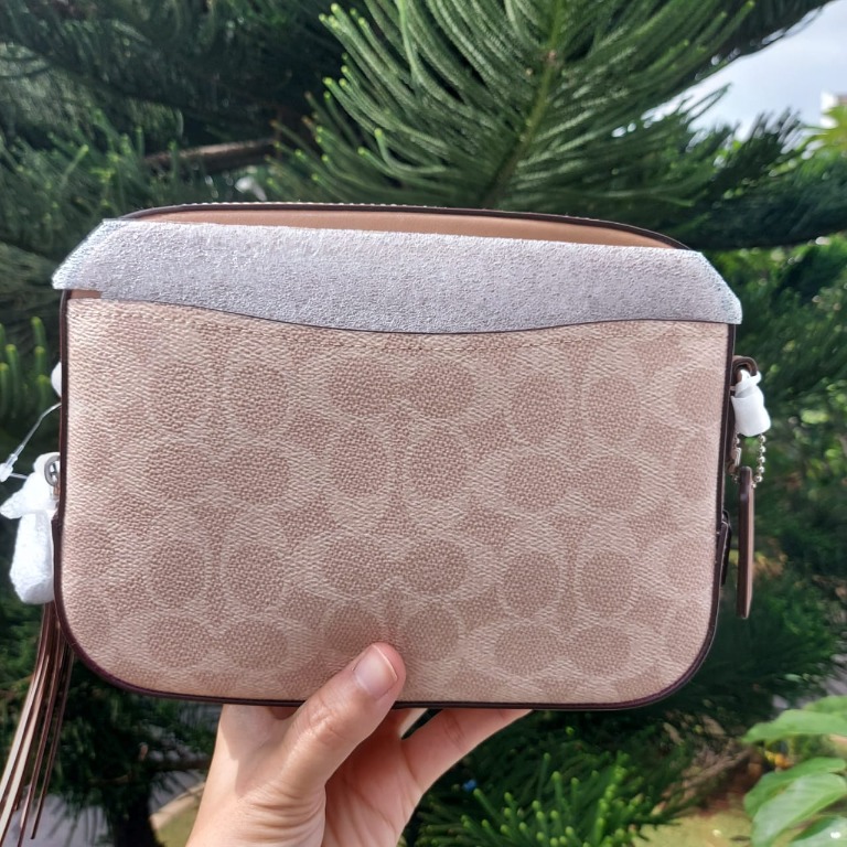 Coach camera bag signature taupe, Barang Mewah, Tas & Dompet di Carousell