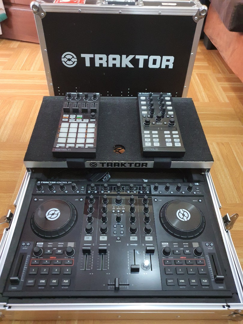 Bundle : Native Instruments Traktor Kontrol S4 + hardcase w/ Traktor ...