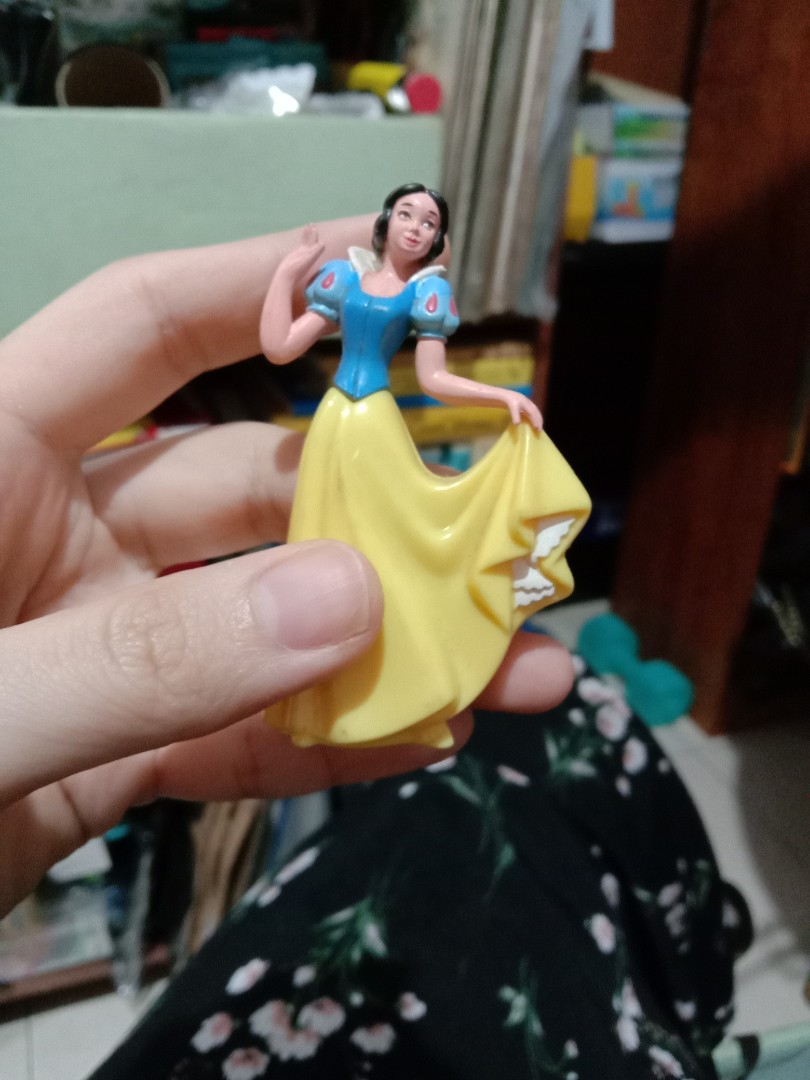 Snow white figurine, Hobbies & Toys, Toys & Games on Carousell