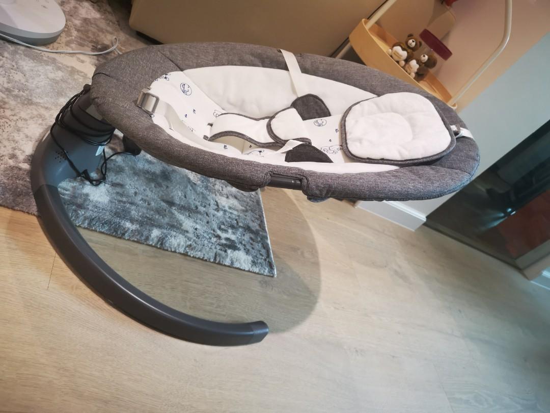 Baby auto soothing rocker, Babies & Kids, Infant Playtime on Carousell