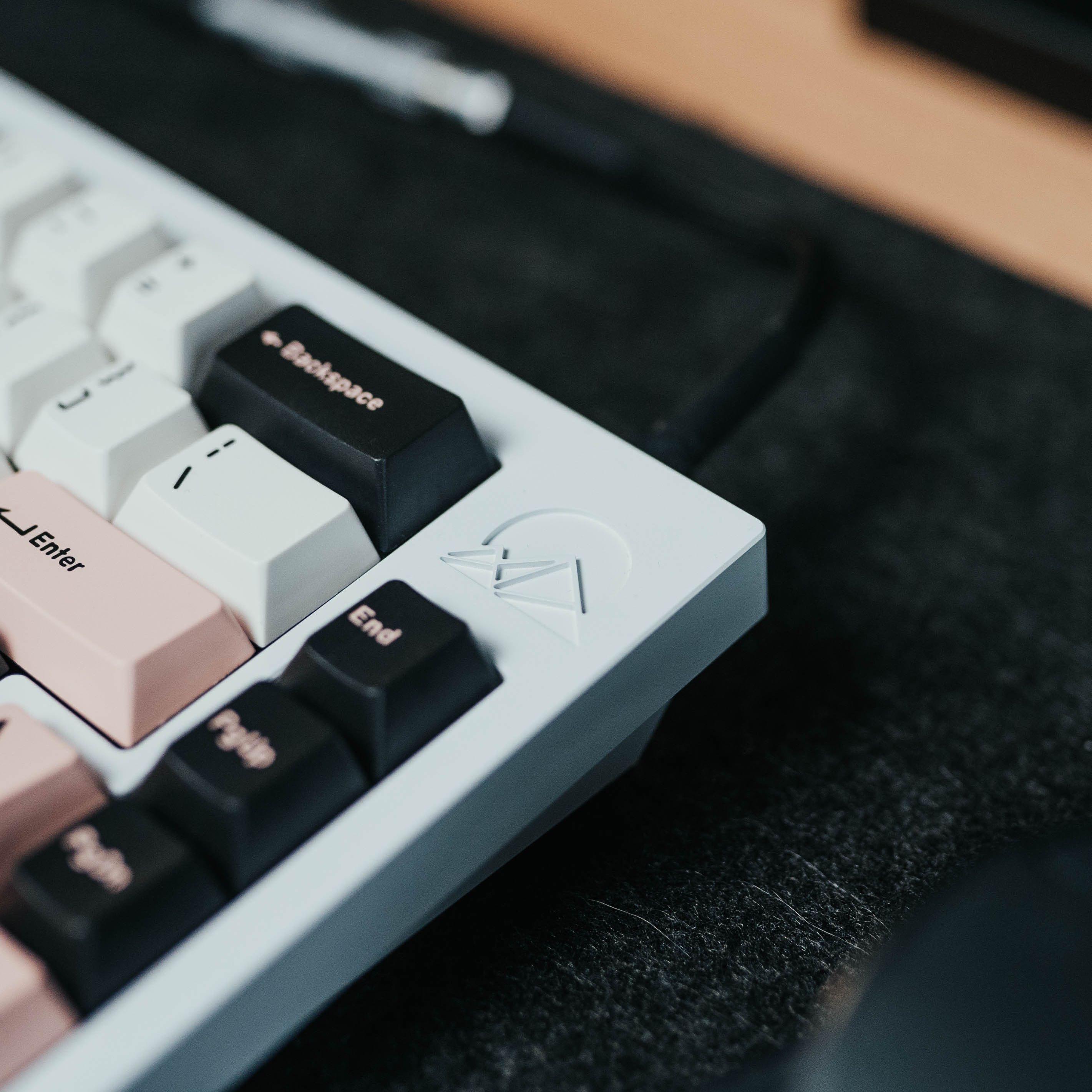 New E-White Alpine65 Keyboard, FR4 Plate hotswap, 寵物用品, 寵物家品及其他 - Carousell