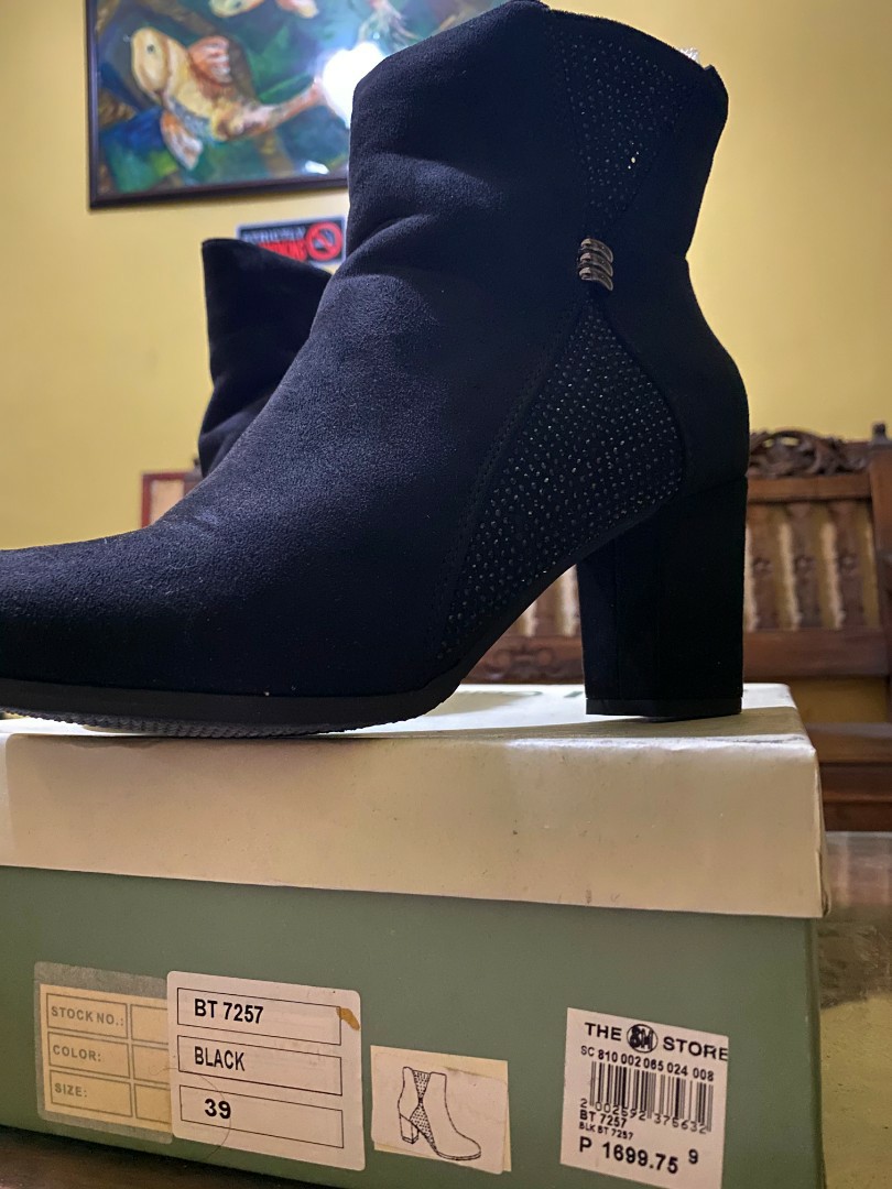 GIBI BOOTS, Women's Fashion, Footwear, Boots on Carousell