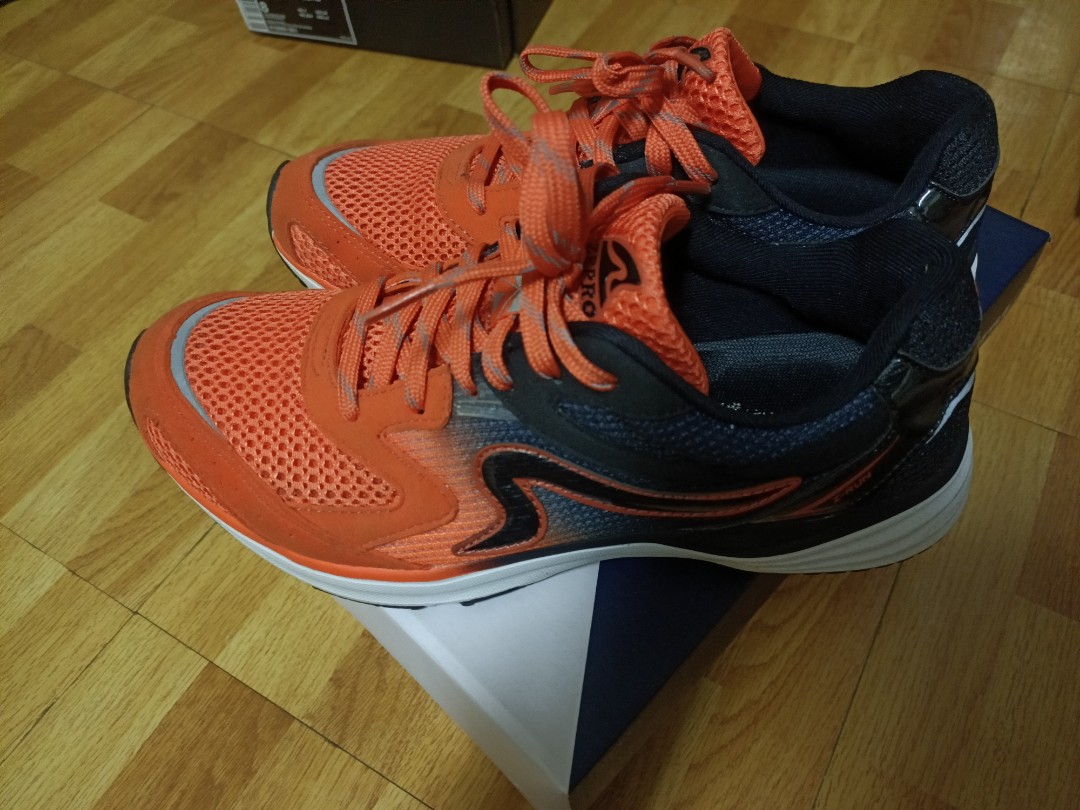 Zepro 慢跑鞋 路跑鞋 紀念款 26cm, 他的時尚, 鞋類, 運動鞋、球鞋在旋轉拍賣