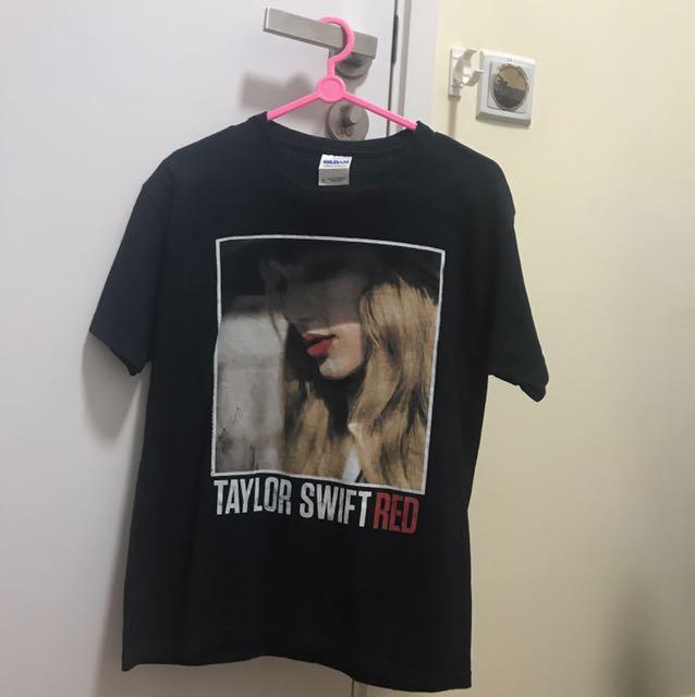 taylor swift AUTHENTIC red tour merch shirt, Women's Fashion, Tops ...