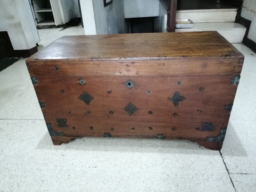 Vintage baul butones (chest), Furniture & Home Living, Home Decor ...