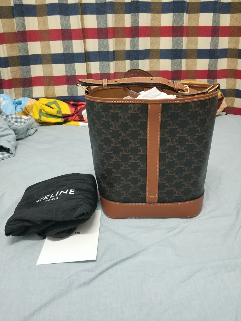 CELINE MEDIUM BUCKET IN TRIOMPHE CANVAS AND CALFSKINTAN, 名牌, 手袋及銀包 ...