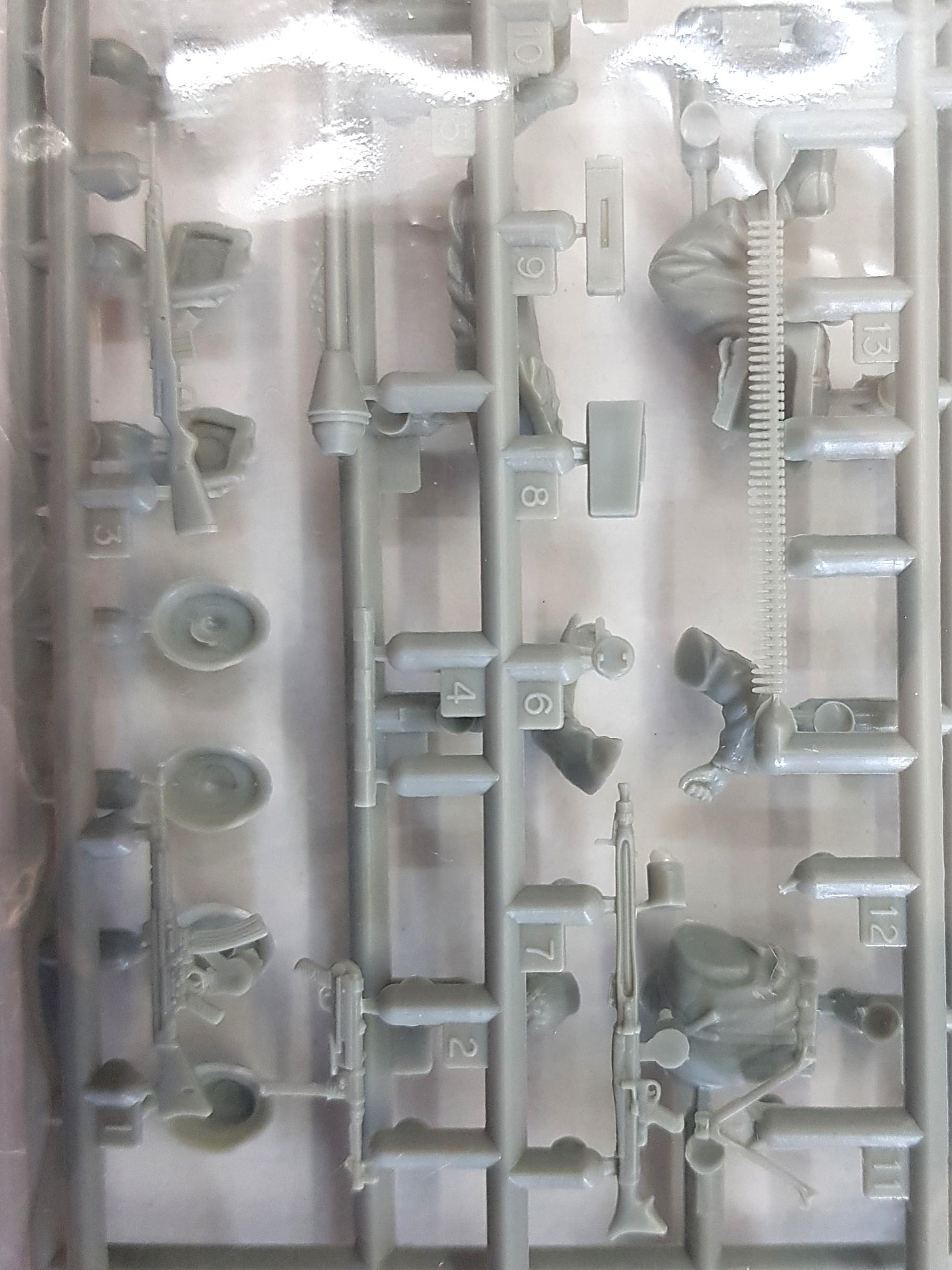 1/35 Dragon #6119 Fallen Comrade (Aachen 1944) c/w 4 Figures & Medic ...