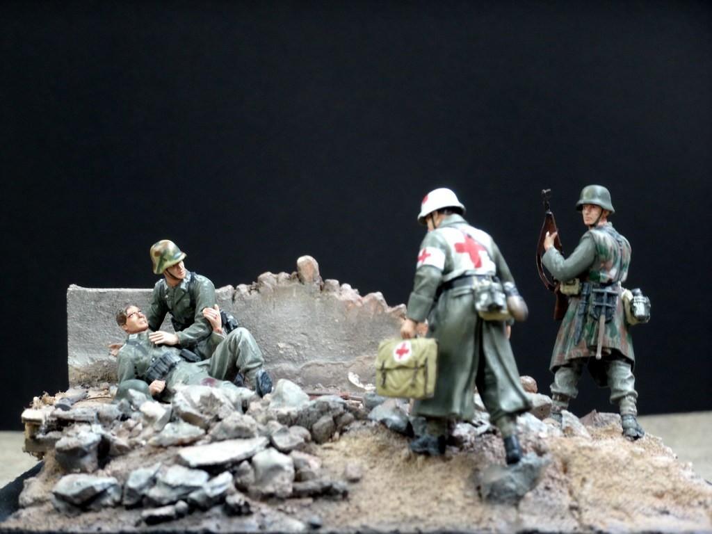 1/35 Dragon #6119 Fallen Comrade (Aachen 1944) c/w 4 Figures & Medic ...