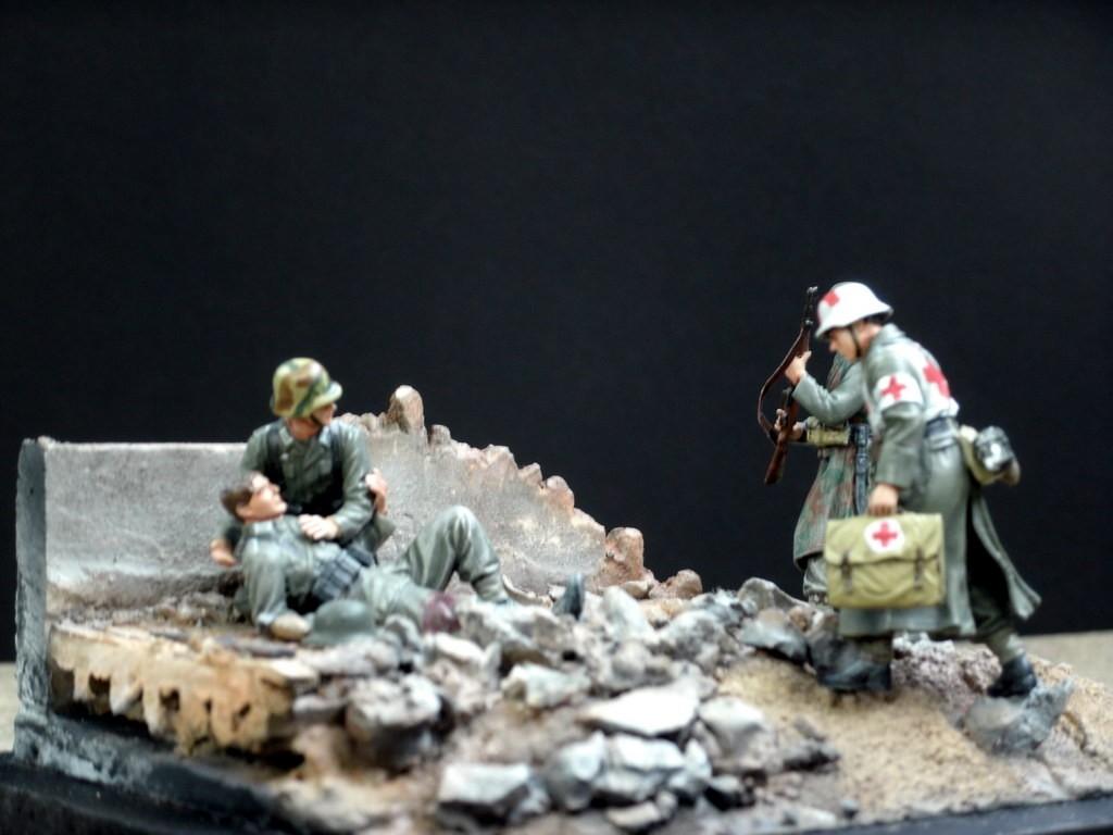1/35 Dragon #6119 Fallen Comrade (Aachen 1944) c/w 4 Figures & Medic ...