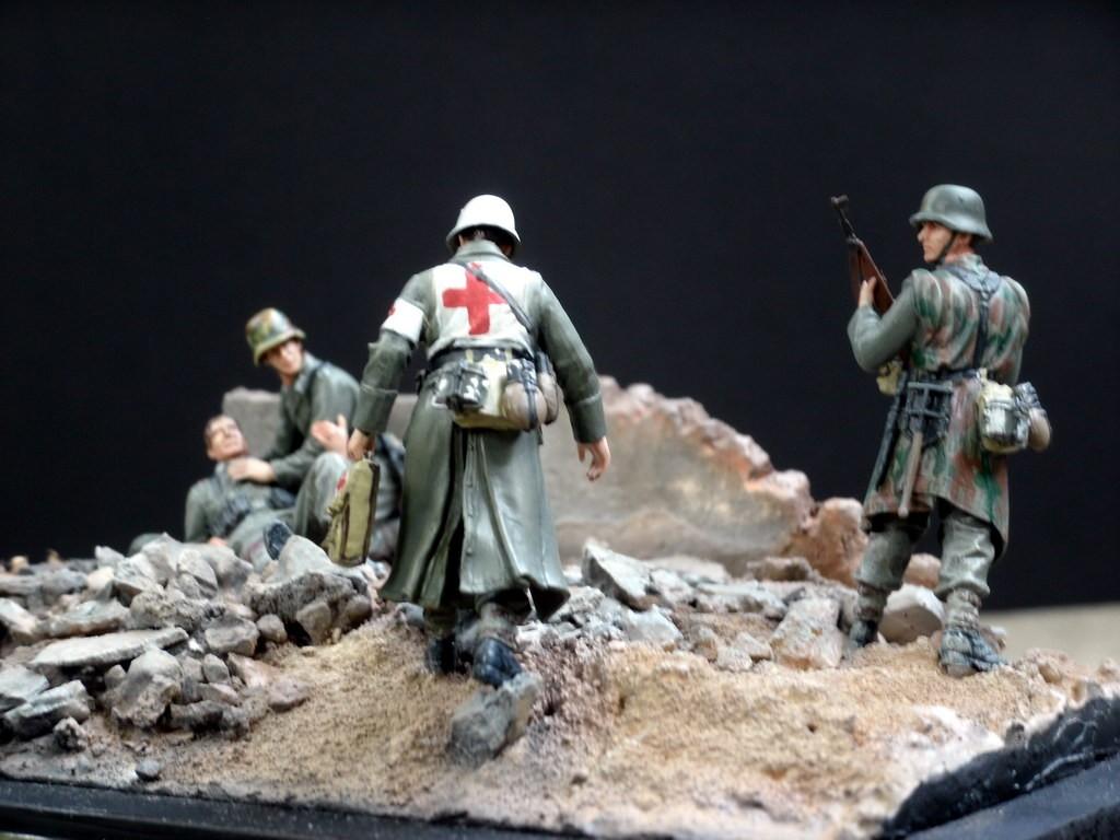 1/35 Dragon #6119 Fallen Comrade (Aachen 1944) c/w 4 Figures & Medic ...
