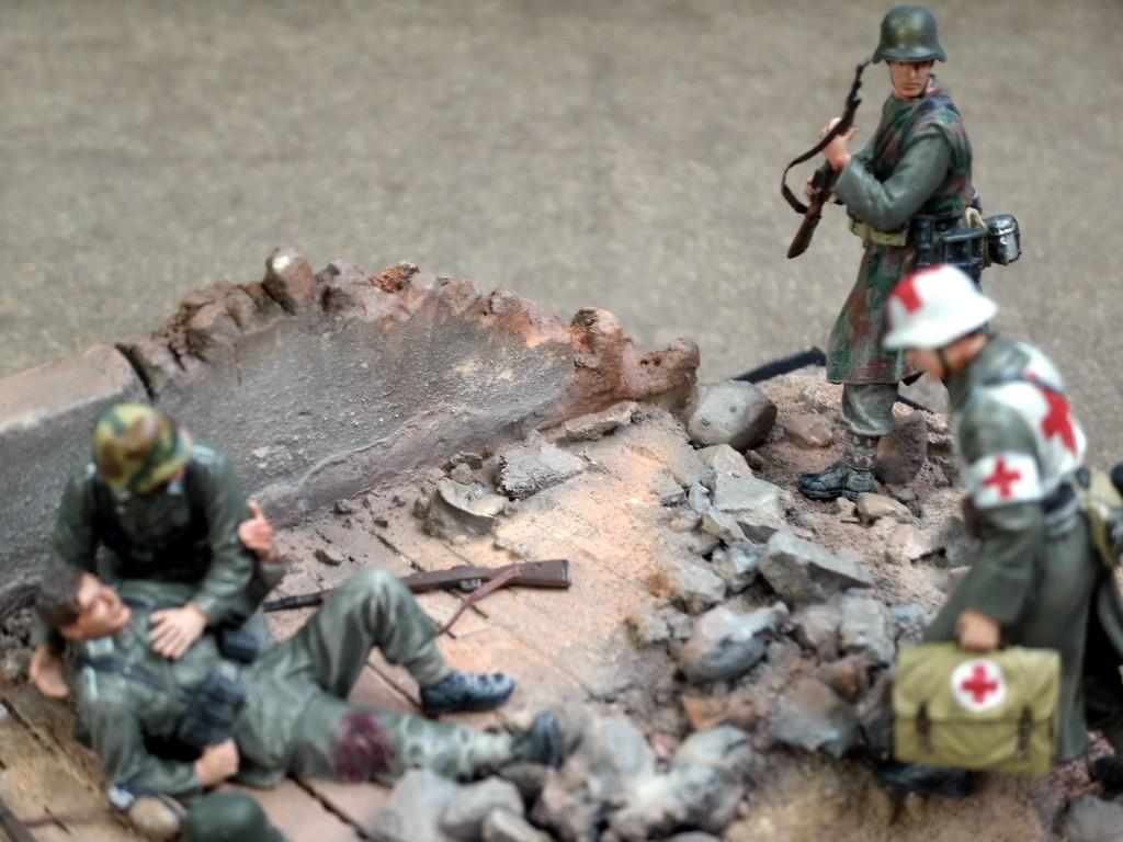 1/35 Dragon #6119 Fallen Comrade (Aachen 1944) c/w 4 Figures & Medic ...