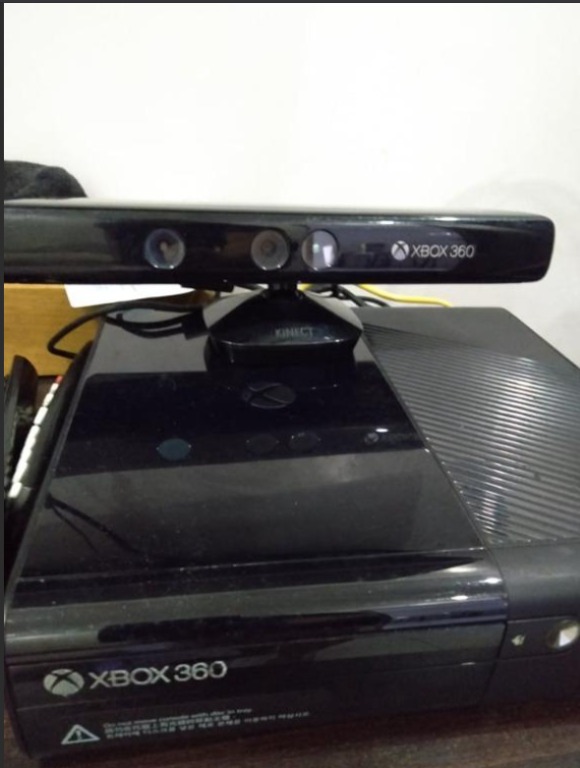 Xbox 360 4G with Kinect and wireless controller, Video Gaming, Video ...