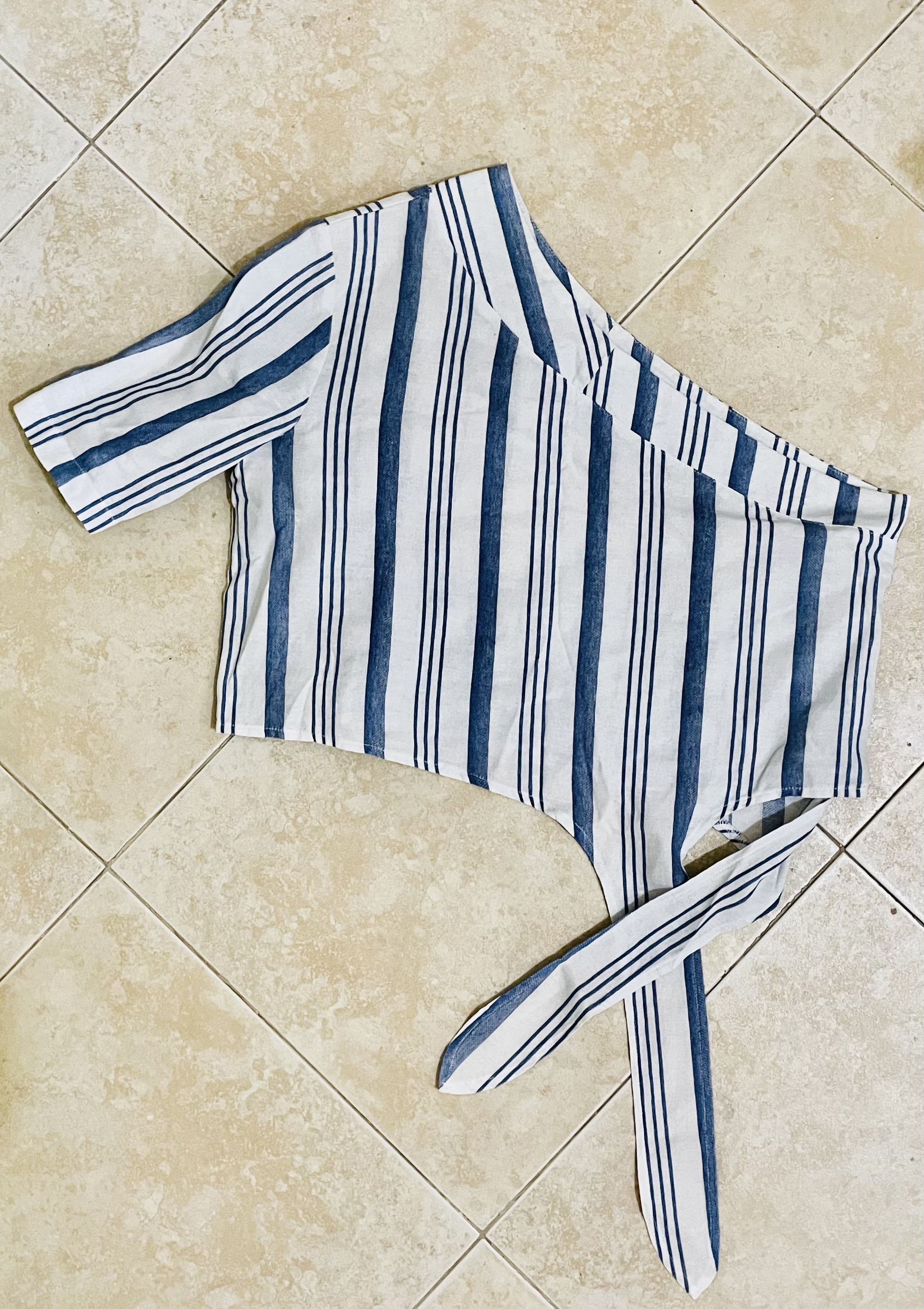 COCO CABAÑA Venus Cut Crop Top, Women's Fashion, Tops, Blouses on Carousell