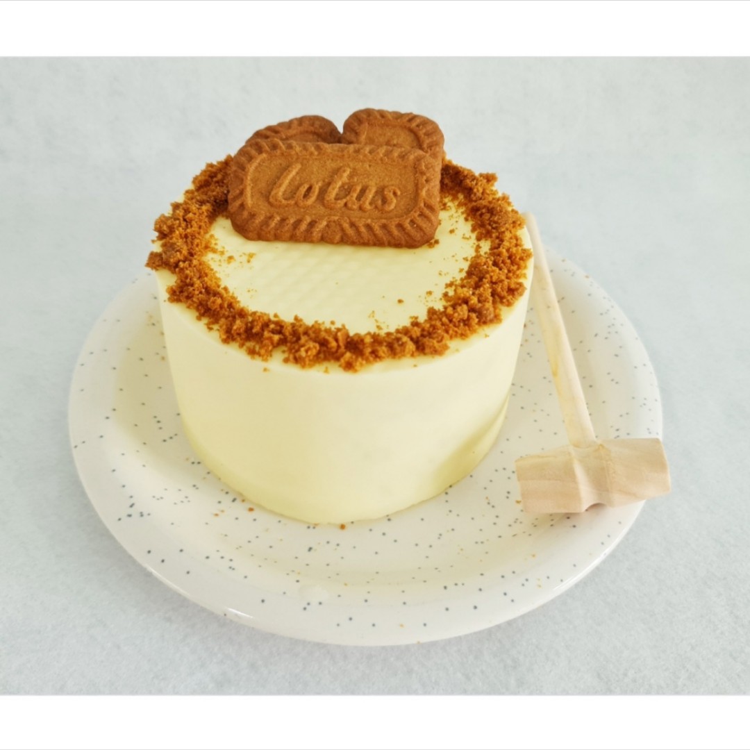 Lotus Biscoff Chocolate Smash Pinata Cake, Food & Drinks, Homemade ...