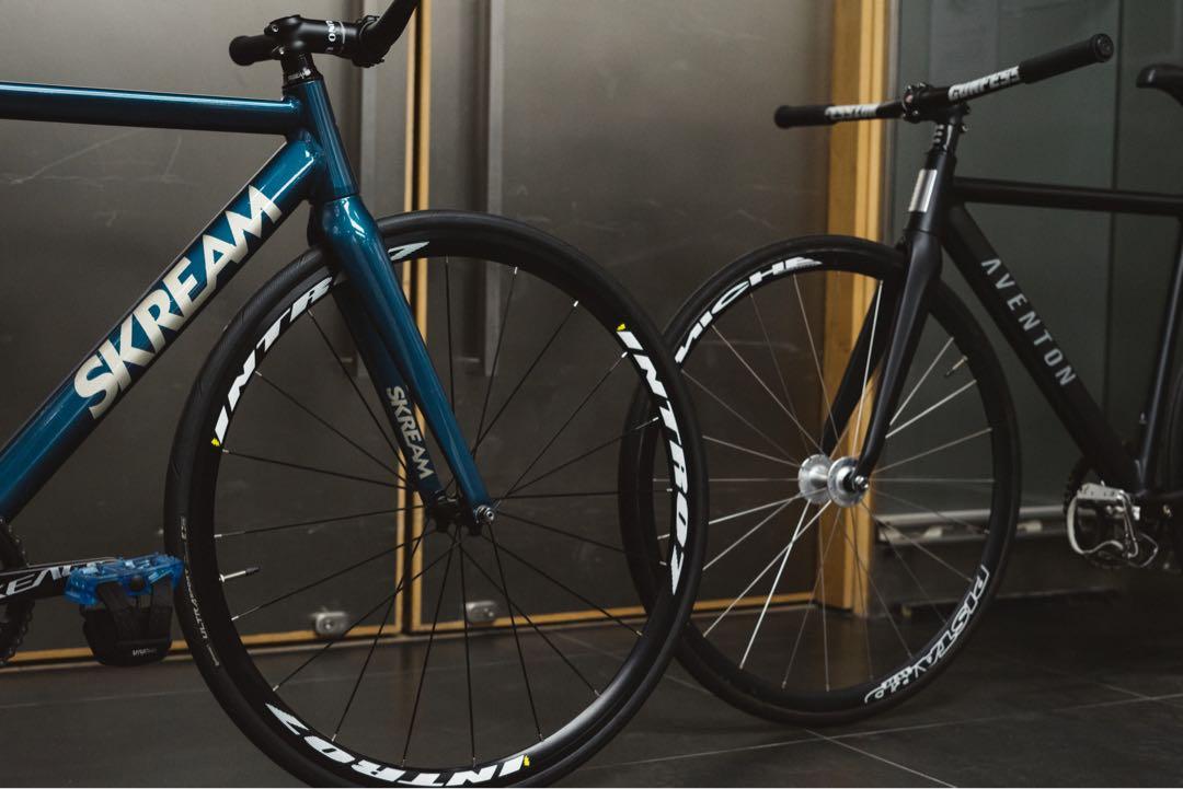 Skream Magnum & Aventon Cordoba Fixed Gear 梗牙單車, 女裝, 運動服裝 - Carousell