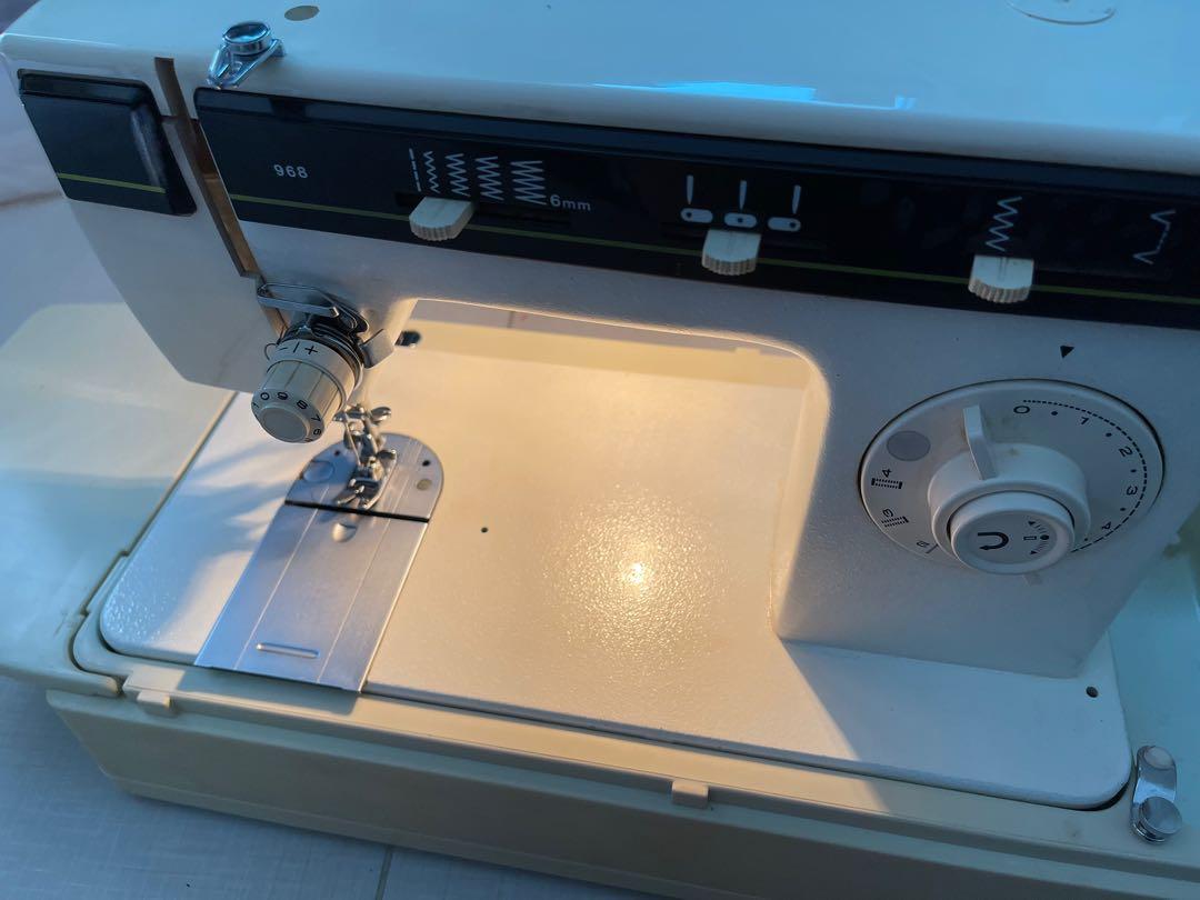 SINGER (sewing machine)., Hobbies & Toys, Stationery & Craft, Craft ...