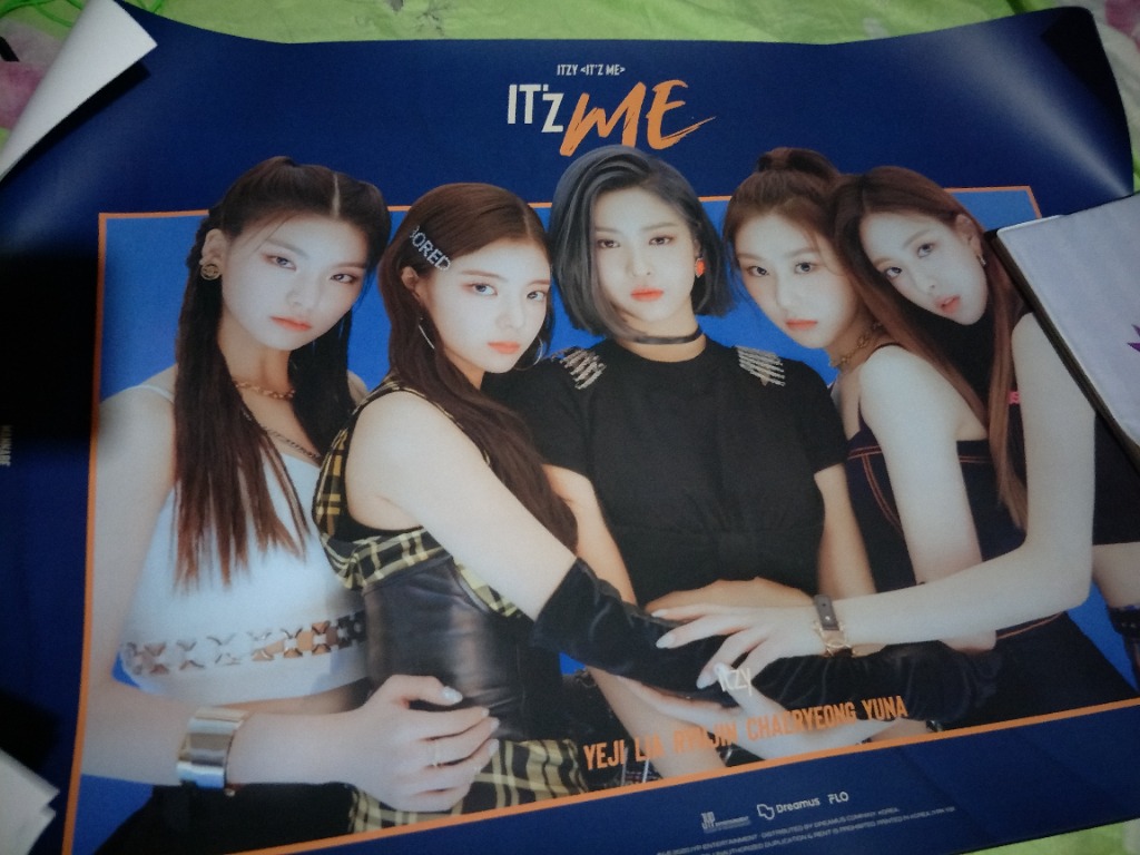 ITZY Official Posters, Hobbies & Toys, Memorabilia & Collectibles, K ...