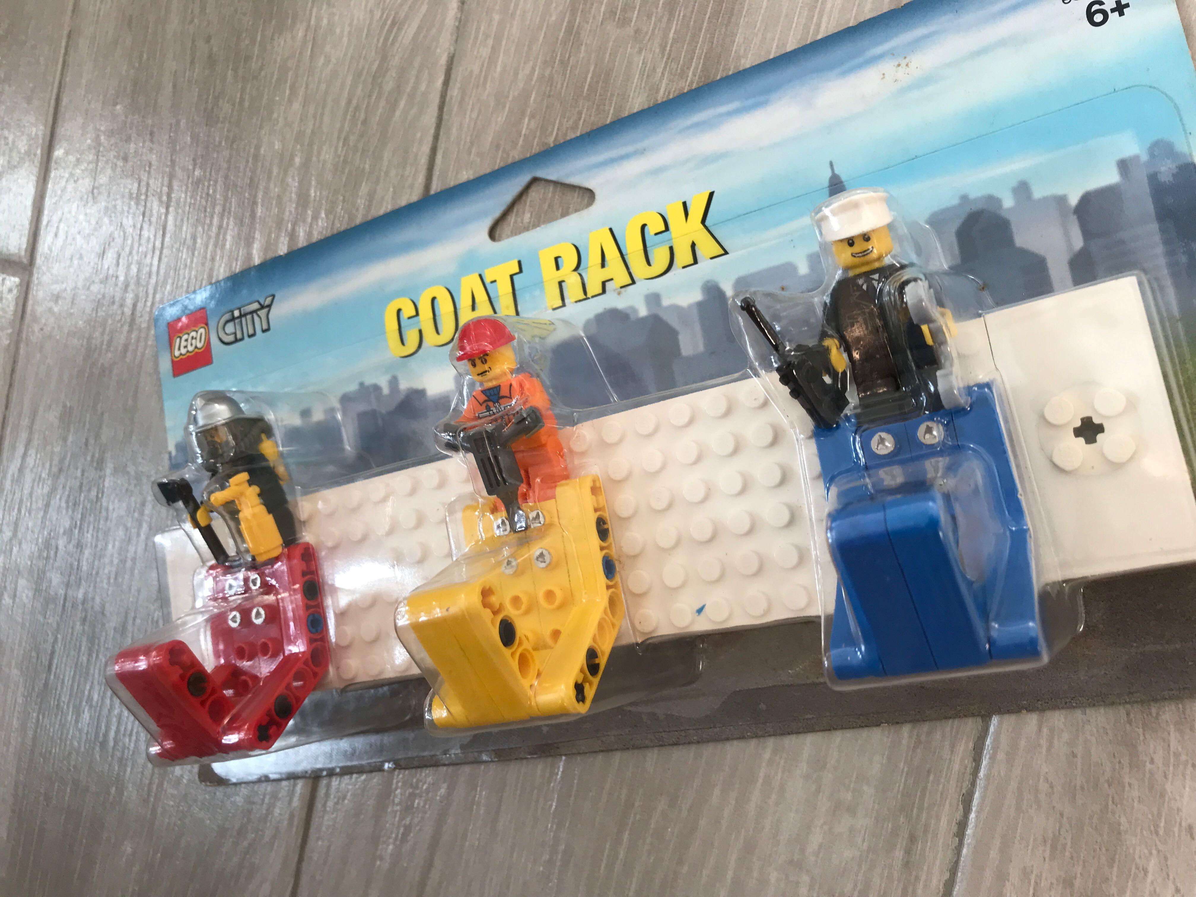 Lego City Coat Rack 掛勾 Minifigure, 傢俬＆家居, 其他, 掛鉤和衣架 - Carousell
