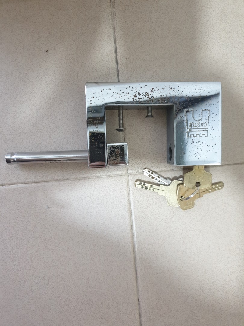 Castle hdb iron gate pad lock, Everything Else on Carousell