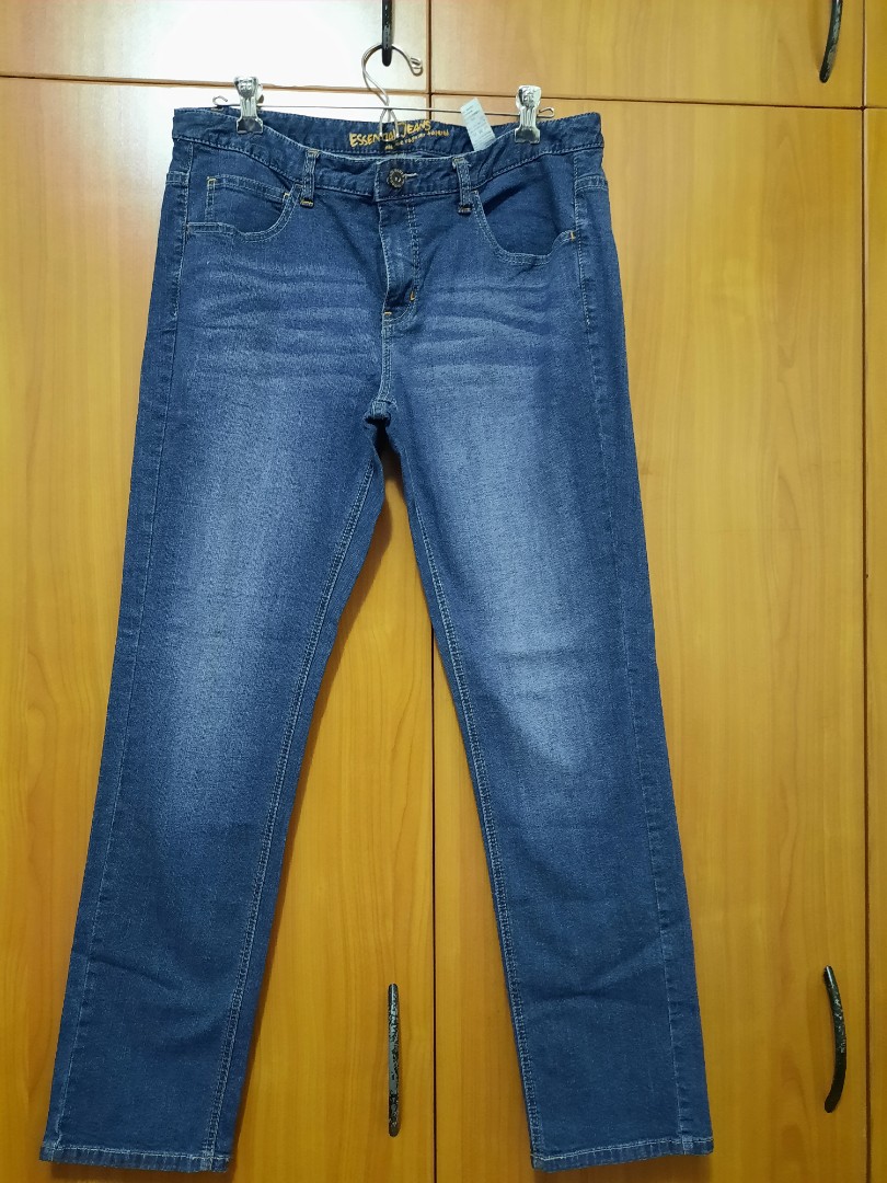 Essential Jeans, Women's Fashion, Bottoms, Jeans & Leggings on Carousell