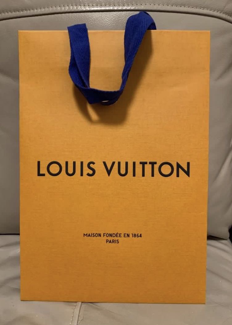 LV 紙袋 Louis Vuitton paper carry bag. New!, 名牌, 手袋及銀包 - Carousell