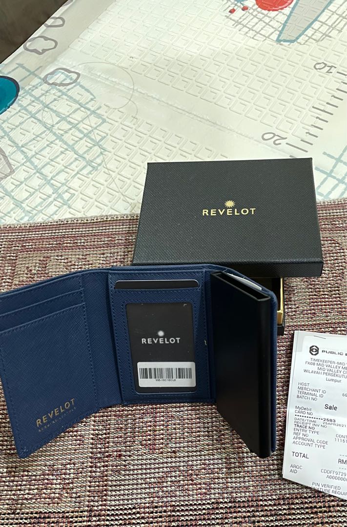 revelot trifold wallet with card slider, Men's Fashion, Watches ...
