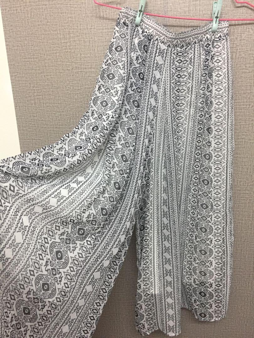 Culotte bercorak, Women's Fashion, Bottoms, Skirts on Carousell