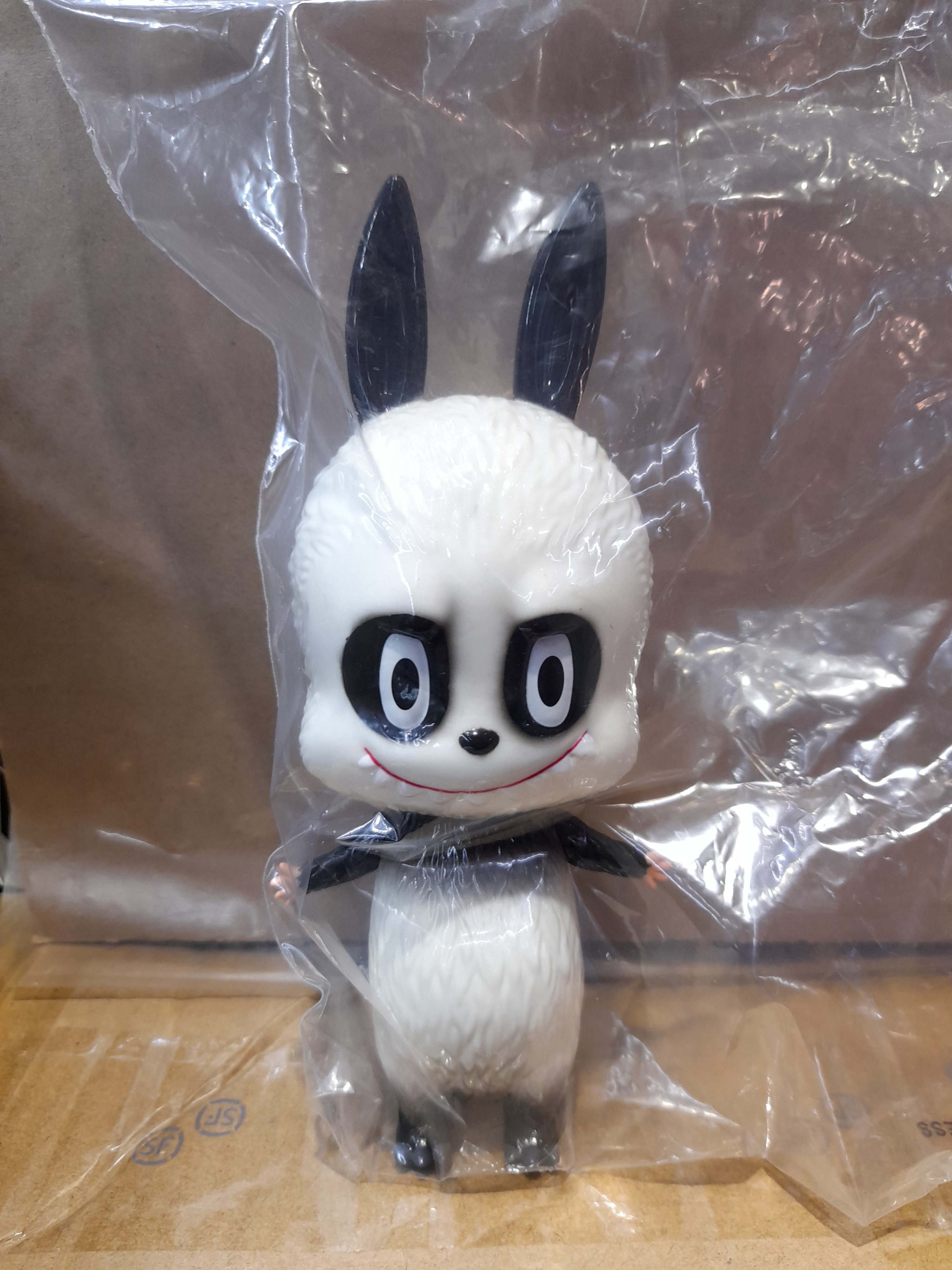 how2work labubu panda L 尺寸, 興趣及遊戲, 玩具 & 遊戲類 - Carousell