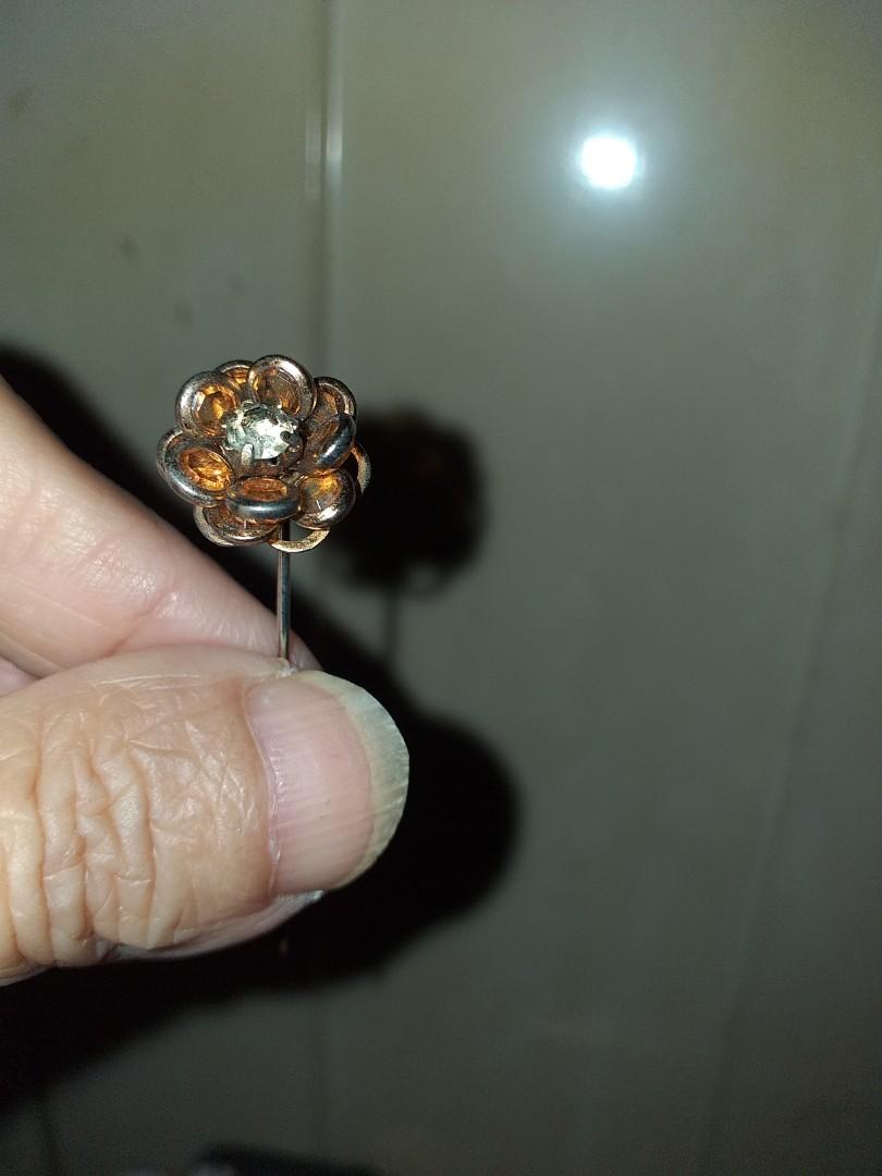 Pin bunga, Fesyen Wanita, Perhiasan di Carousell