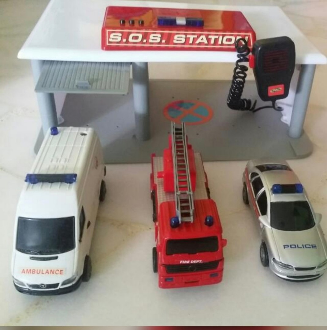 FAST LANE S.O.S. Station & 15" Ambulance, Hobbies & Toys, Toys & Games ...
