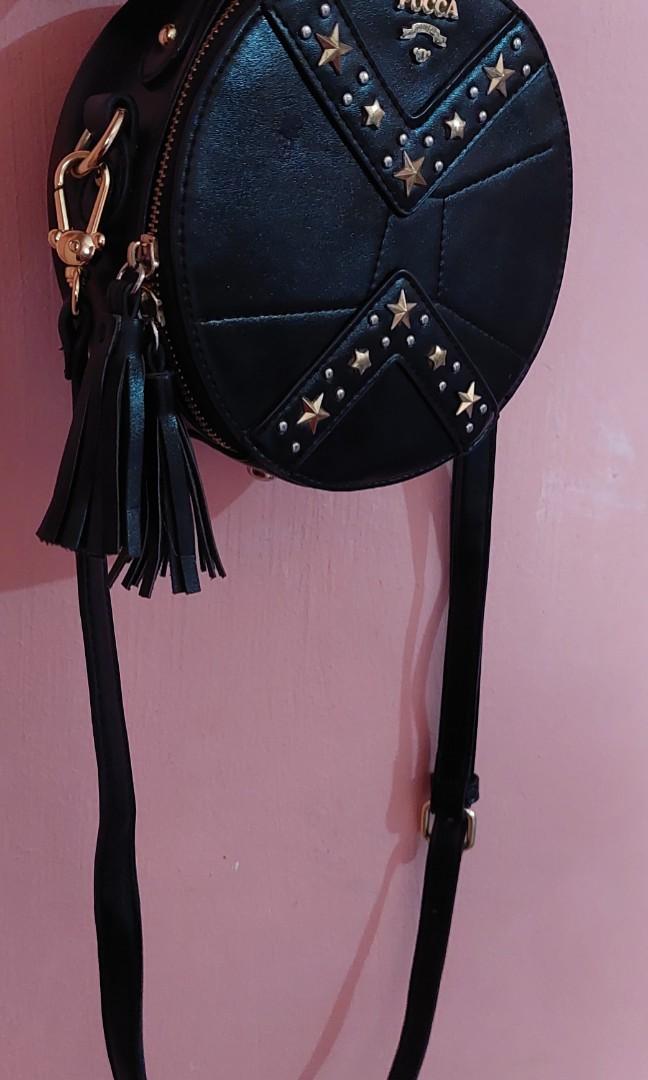 pucca round sling stand alone, Luxury, Bags & Wallets on Carousell