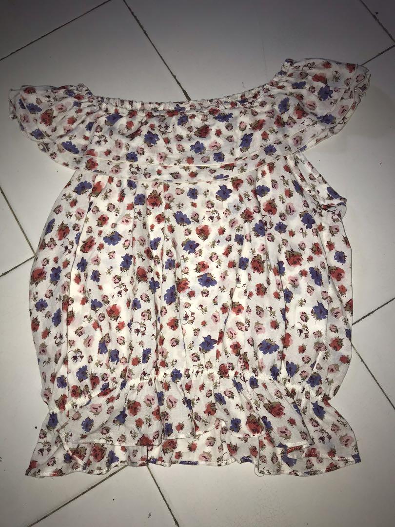 Sabrina bunga, Fesyen Wanita, Pakaian Wanita, Atasan di Carousell