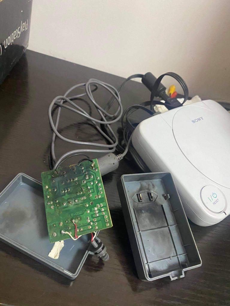 Retro PSOne / Playstation 1 (Complete with Box, Controller, Wires ...