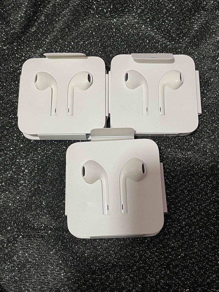 Apple iPhone iPad Lightning Earpods Headset, Audio, Earphones on Carousell